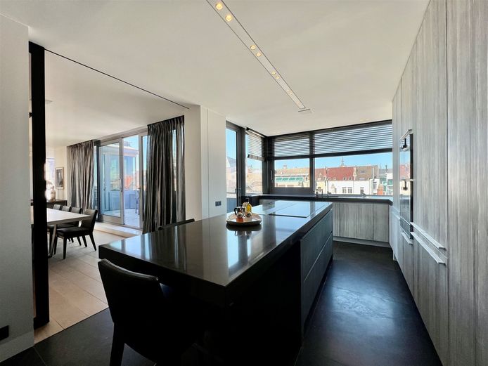 BINNENKIJKEN. Gents penthouse, compleet met drie terrassen en marmeren badkamer, te koop voor ...