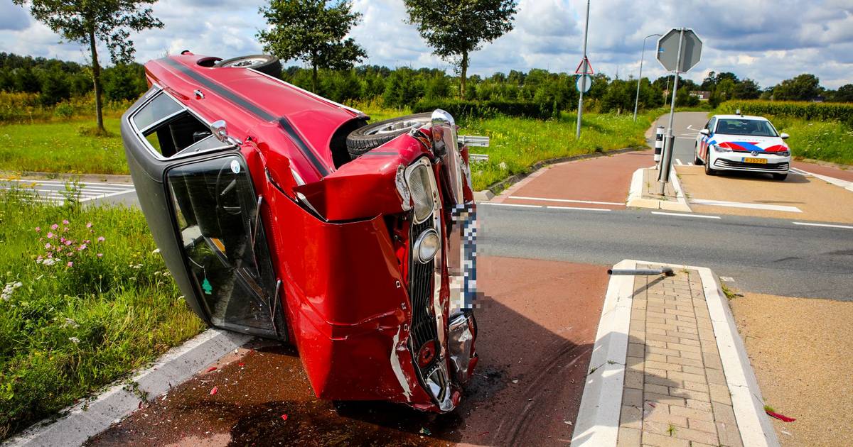 Zeldzame oldtimer total loss na ongeluk op berucht kruispunt in Epe | 112 nieuws Epe | destentor.nl