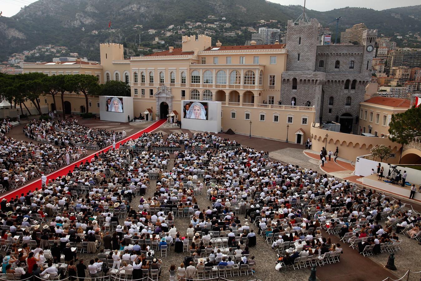 “Stop alsjeblieft met huilen”: hoe prinses Charlène tot drie keer toe ...