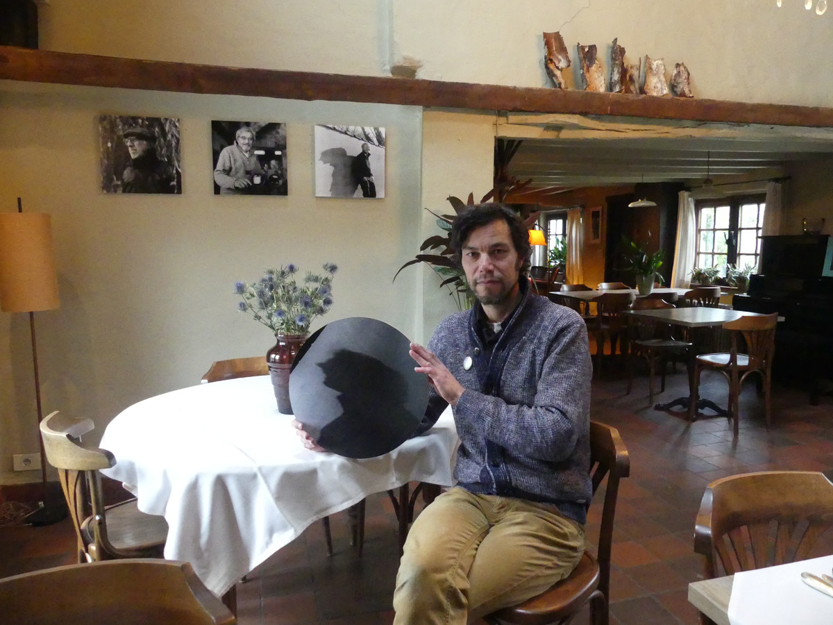 Koen (44) vereeuwigt Hansbeekse kunstenaarskolonie in foto-expo: “Een ...
