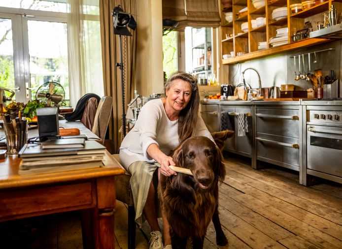 Loes wilde eigenlijk zo snel mogelijk weg uit haar huis, toch ging ze ...