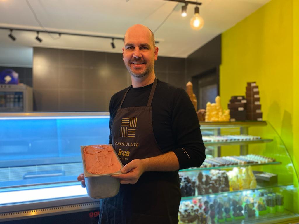 Bram (39) opent ijssalon in Gent, vlak voor de winter: “IJs is van alle ...