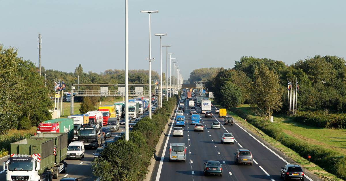Busstrook versperd op E313 richting Antwerpen ter hoogte van Ranst ...