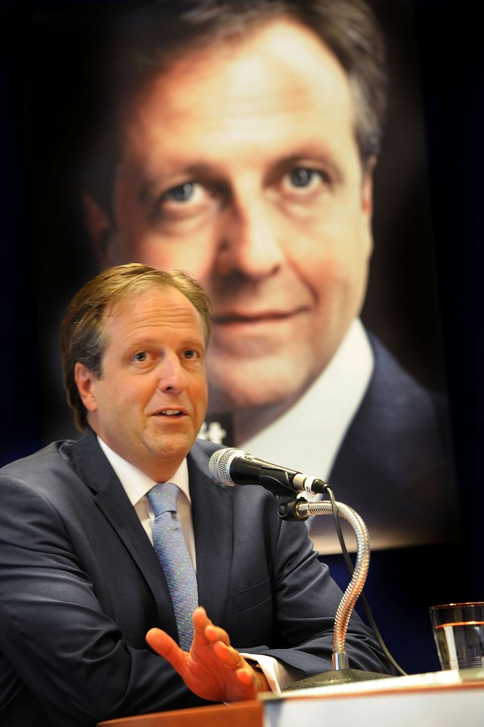 Alexander Pechtold opent zilverexpositie Bergen op Zoom | Bergen op ...