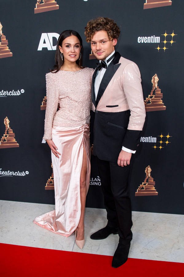 Acteur Soy Kroon draagt zonder gêne diepe V-halzen tot net boven z’n navel | Foto | AD.nl