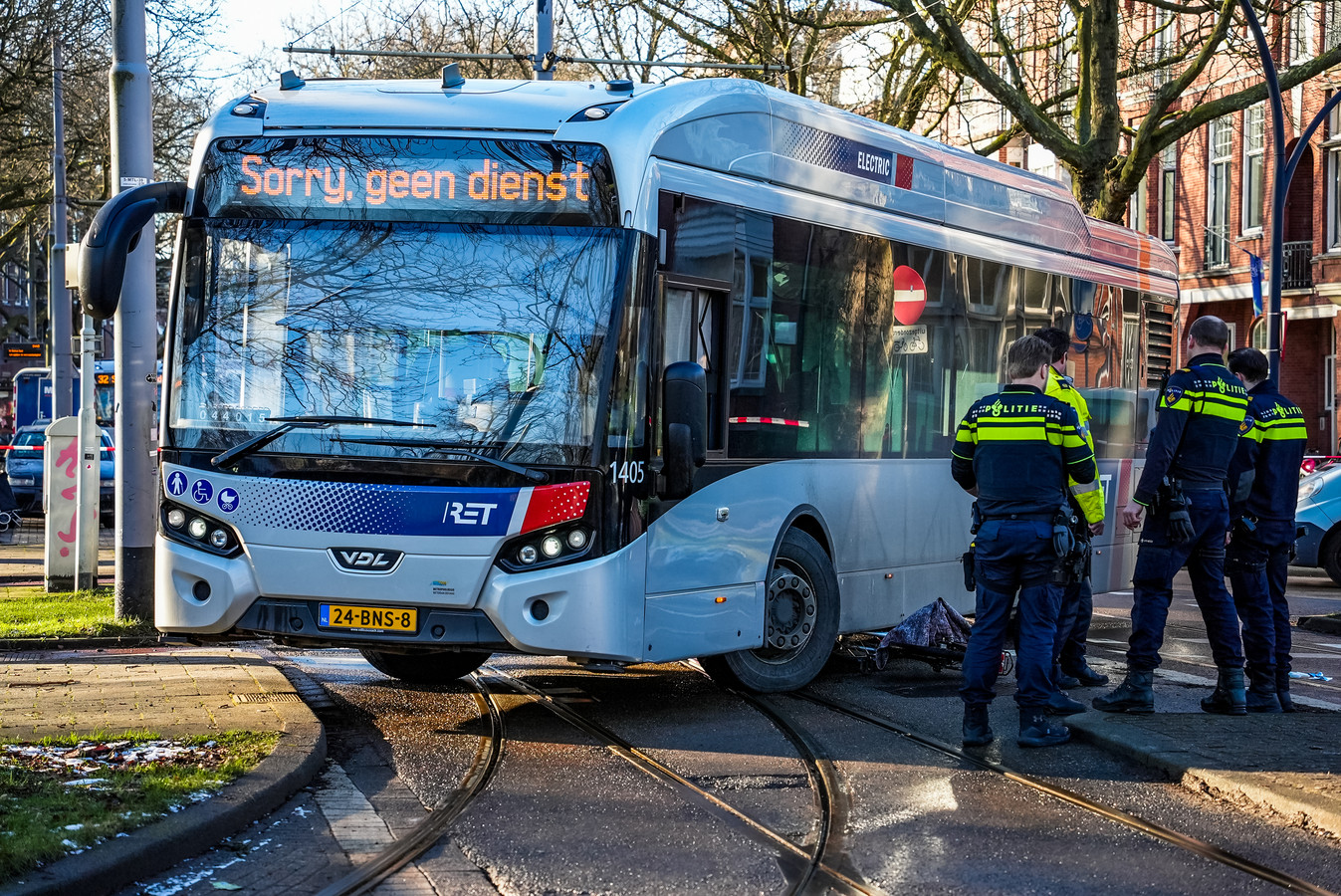 Jongen op fiets aangereden door RET-bus in Rotterdam-West | Foto | AD.nl