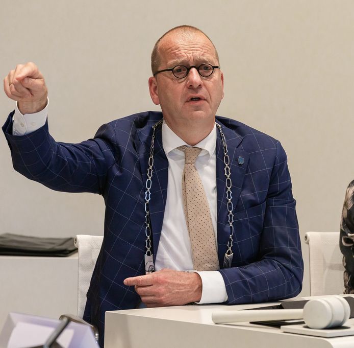 ‘Vredestichter en conflictvermijder’ Theo Segers neemt afscheid als burgemeester van Staphorst ...