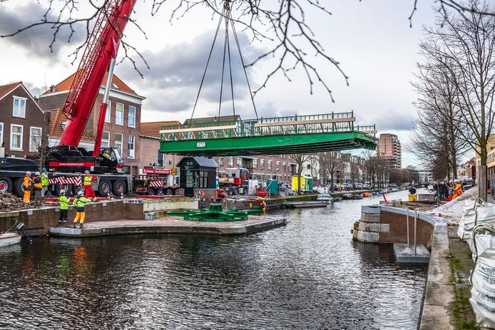 Bewoners kunnen na bijna 2 jaar eindelijk weer over de brug naar de ...