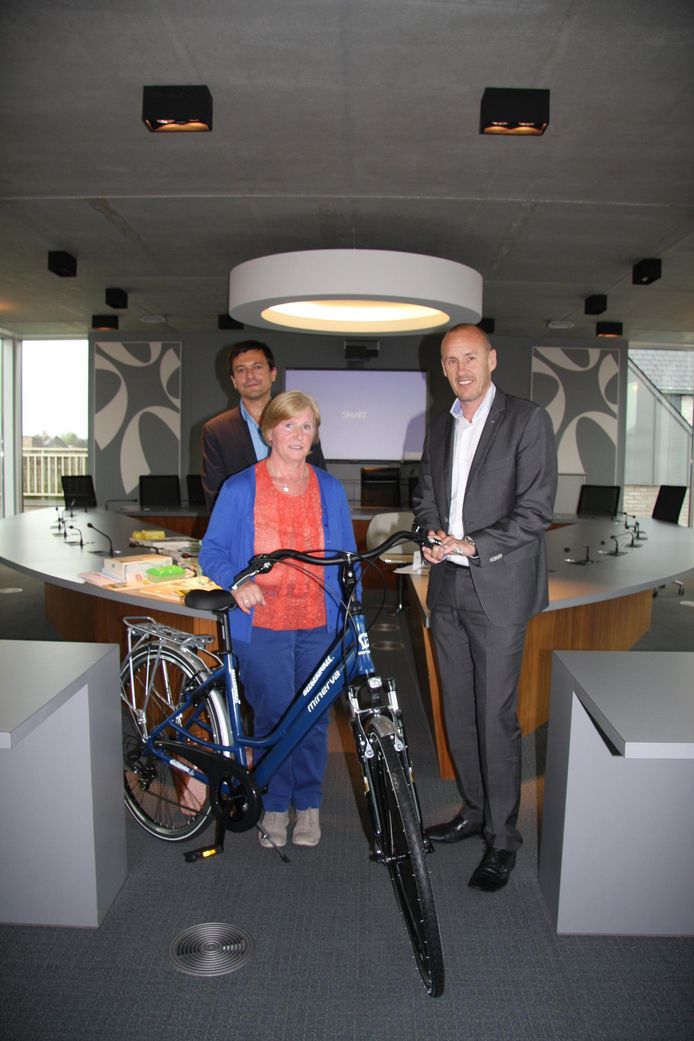 Denise wint fiets met 'Belgerinkel naar de Winkel'-actie | Putte | hln.be