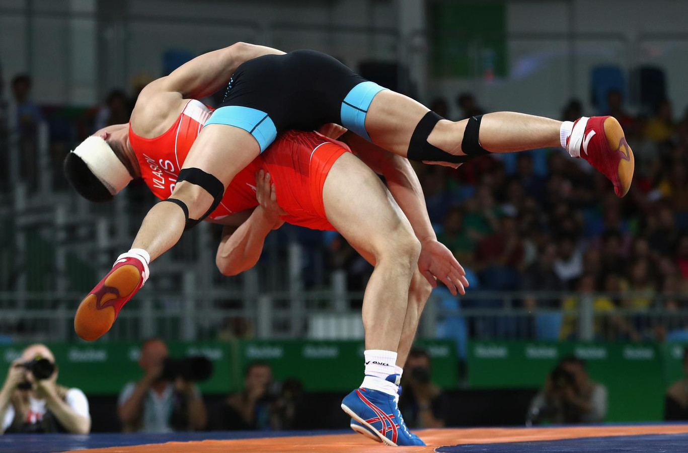 Worstelaar verliest bewustzijn na klem, maar wat hij dan doet had ...