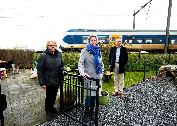 Niemand wil het, toch komt er een metershoog scherm achter de tuin van ...