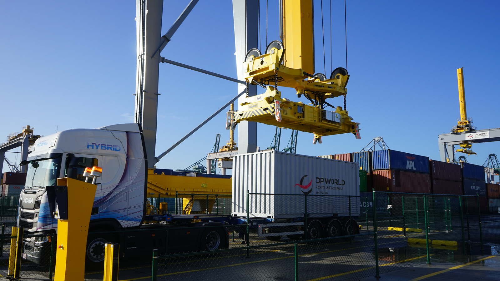 DP World neemt nieuwe onbemande stapelkranen in gebruik: “Eén miljoen ...