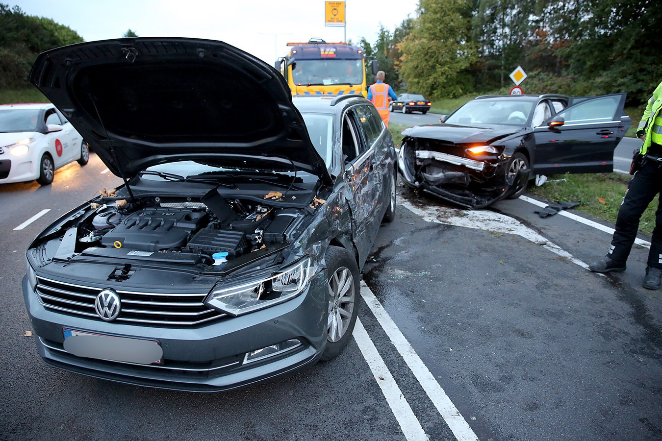 Gewonde bij ongeval tussen drie auto’s in Bergen op Zoom | Foto ...