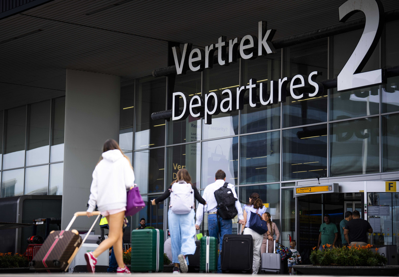 Vertrek van Schiphol ook in herfstvakantie beperkt: 69.500 reizigers ...