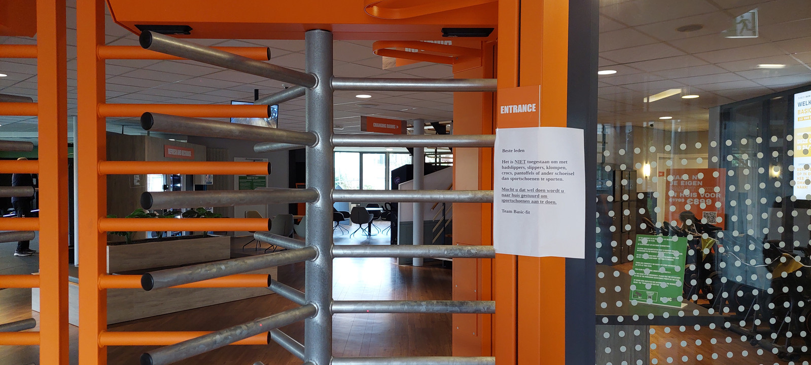 Op je klompen, pantoffels of Crocs naar de sportschool? Liever niet ...