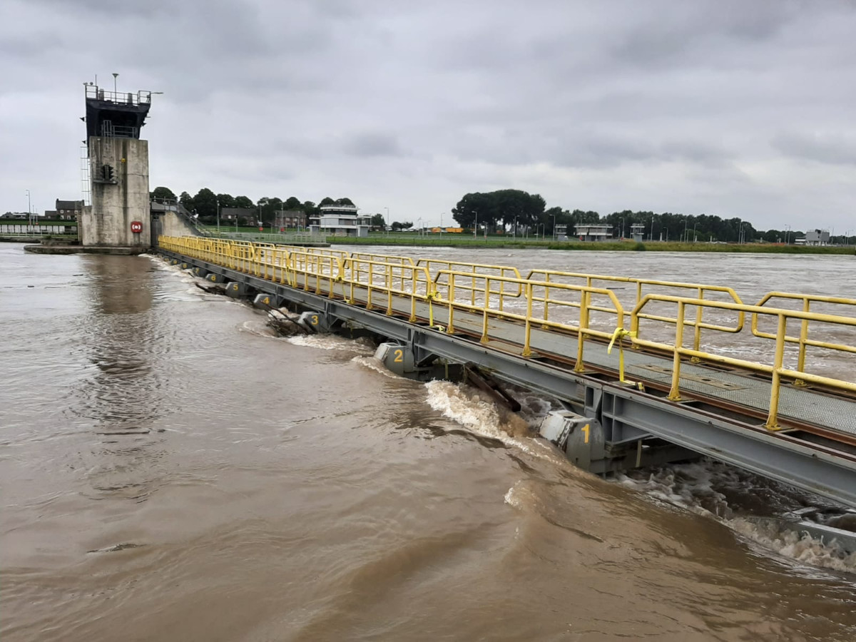 Water in Maas hoger door problemen met stuw bij Lith: piek aan water ...