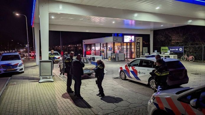 Gewonde bij steekincident in Zwolle, politie kamt omgeving tankstation uit | Zwolle | AD.nl