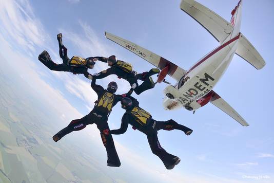 "Uit een vliegtuig springen, is echt een familieding" | Diest | hln.be