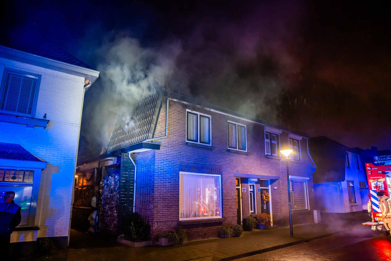 Brandweer sloopte dak van brandende woning in Geldrop, brand onder ...
