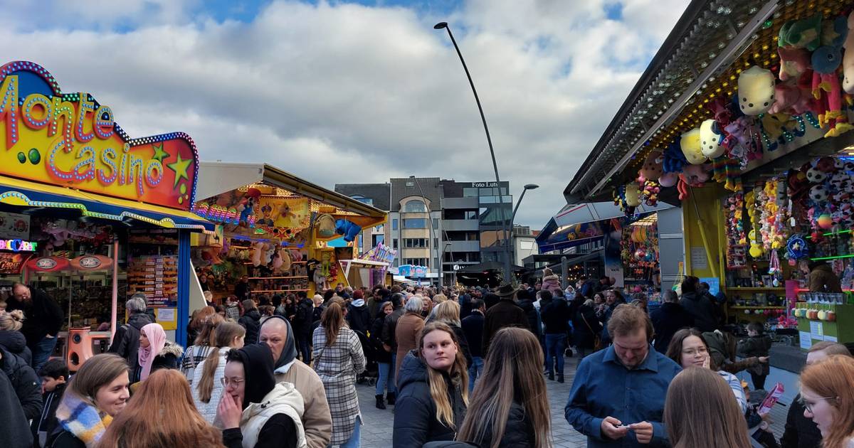 Koud weer houdt kermisgangers niet tegen: Palmenmarkt trekt massa's ...