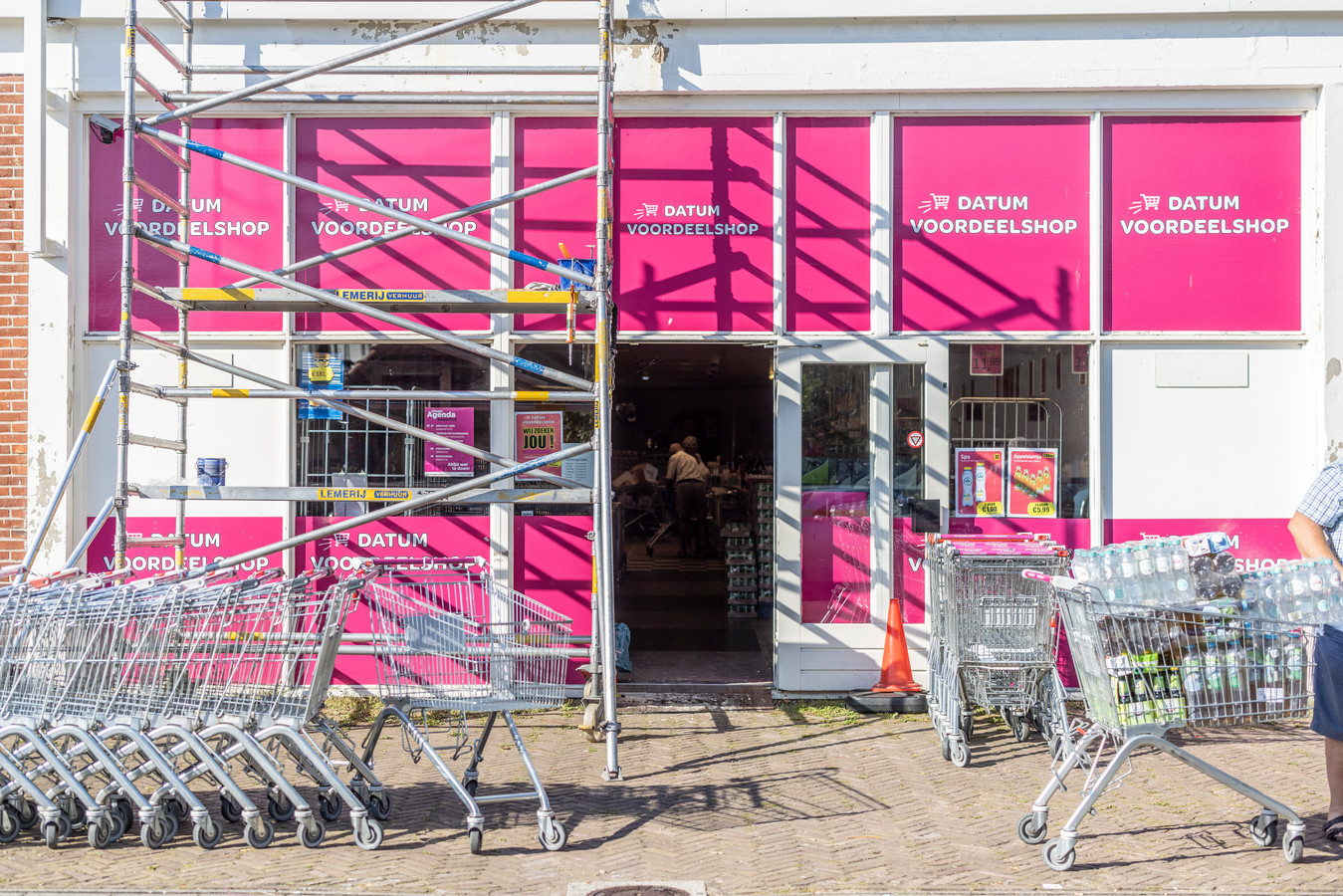 Deze winkel verkoopt producten die (bijna) over datum zijn en het loopt ...