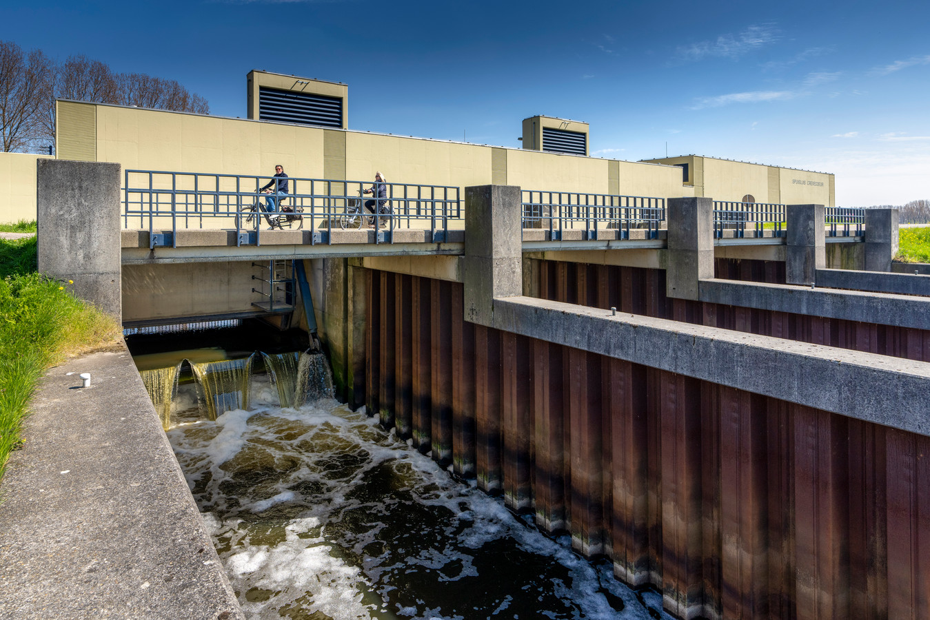 Waar is er plek voor 300 miljoen badkuipen vol water? | Foto | bd.nl