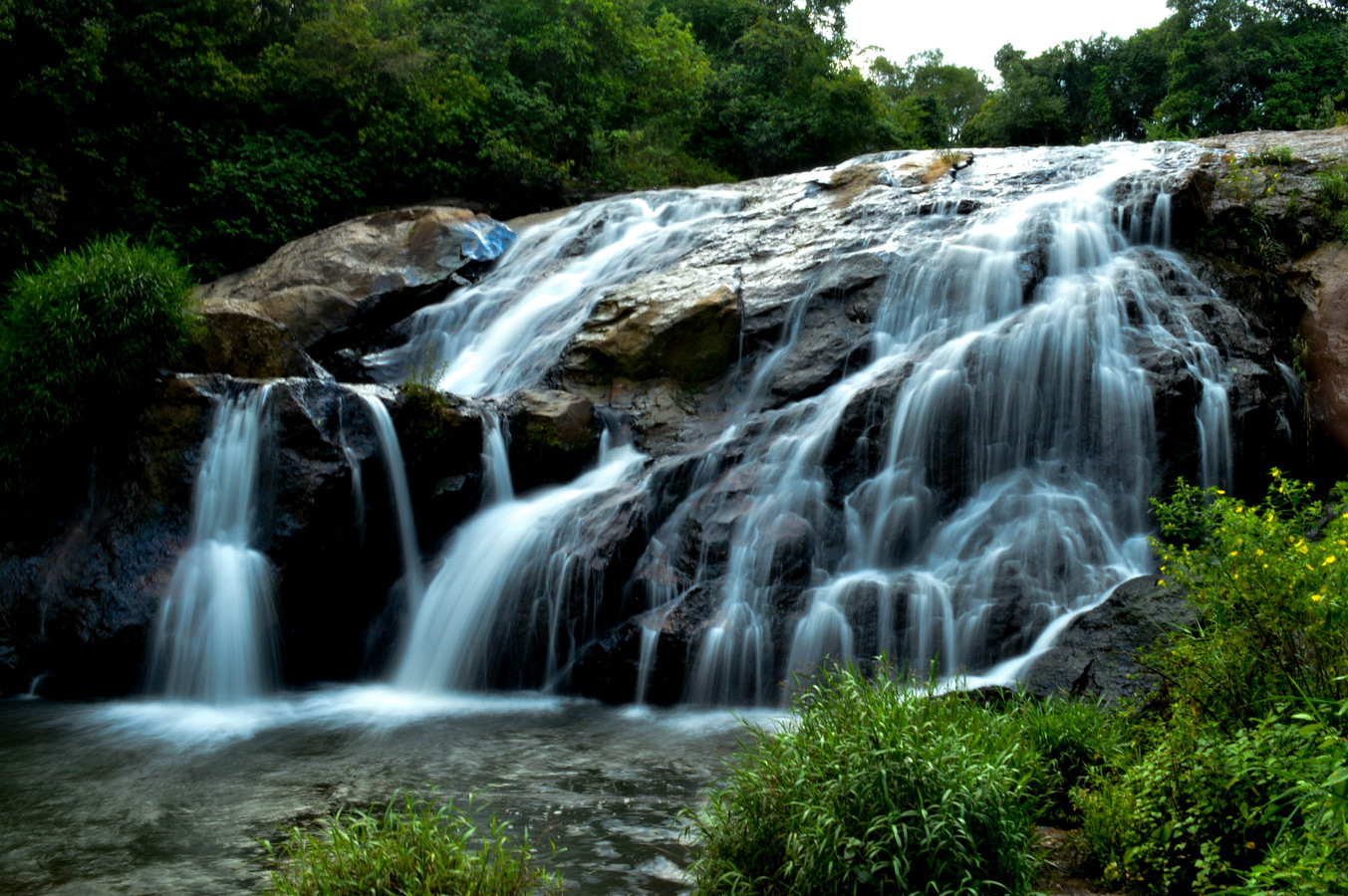Honderden roekelozen bekopen gevaarlijke selfies met de dood | Foto | AD.nl