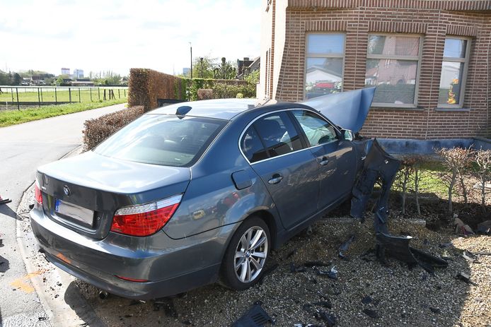 Twee auto’s knallen op elkaar op kruispunt met voorrang van rechts: twee kinderen raken ...
