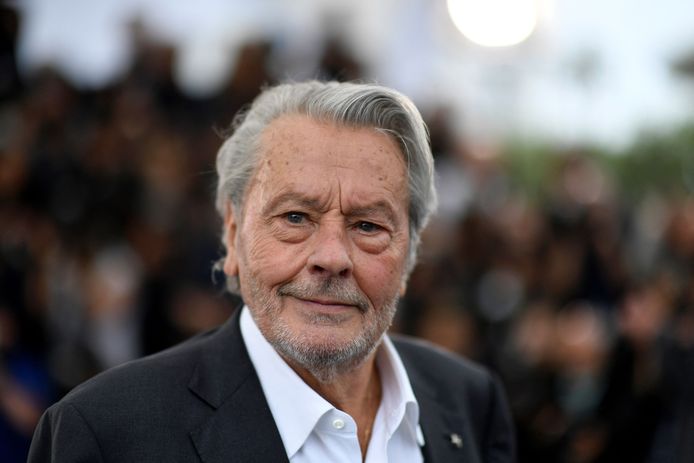 Ruim zeventig wapens in beslag genomen uit huis filmster Alain Delon ...
