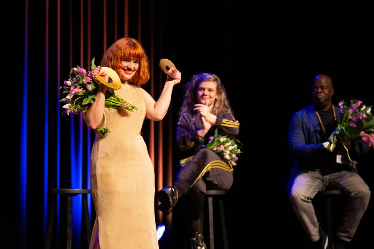 Valentina Tóth wint Amsterdams Kleinkunst Festival met een eigenzinnige act