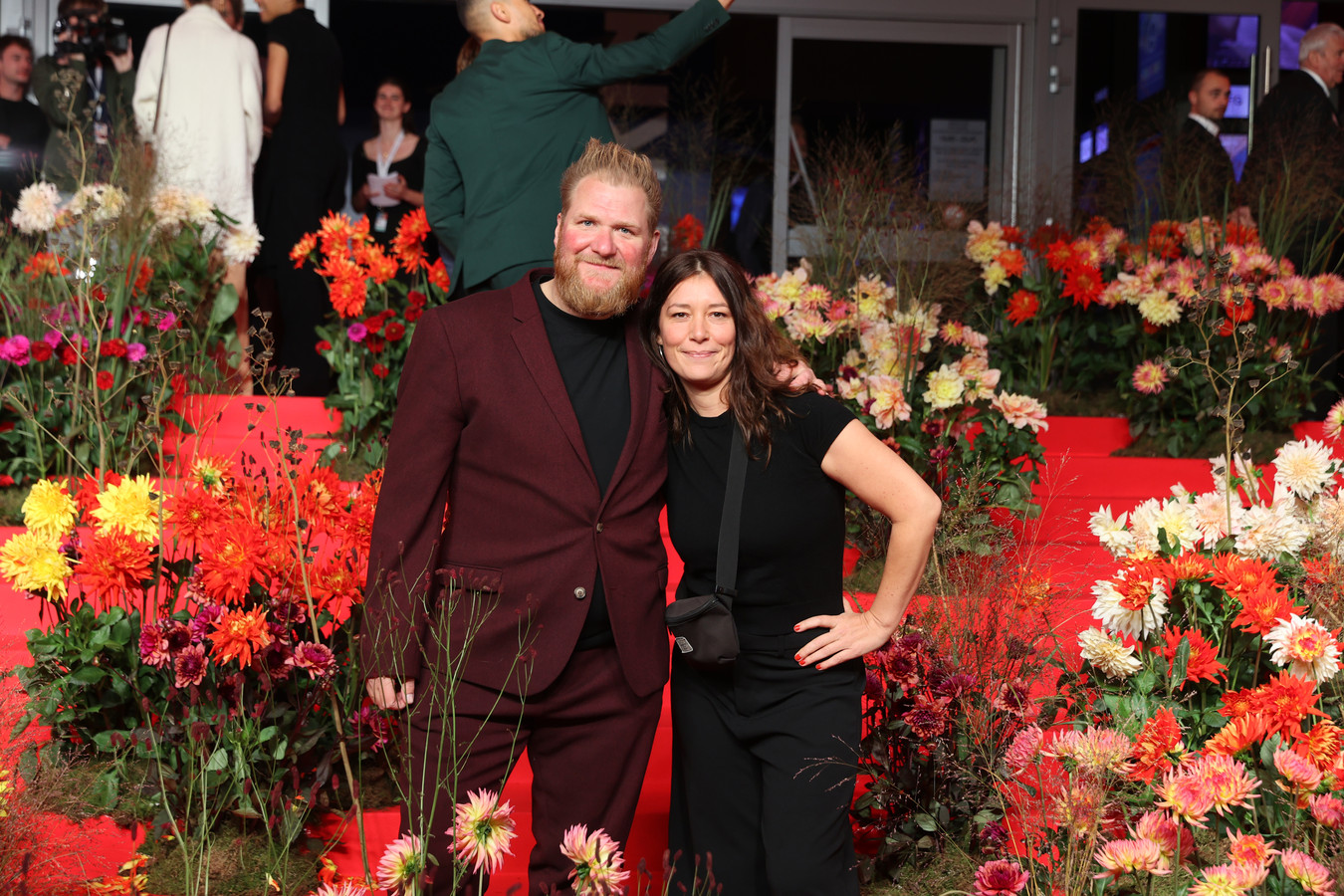 IN BEELD. Freya Van den Bossche brengt vriendin Eva mee naar opening ...