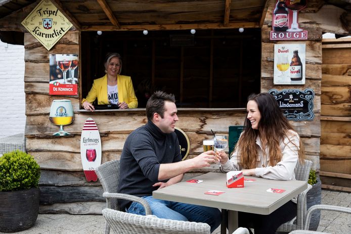 Boer Frits drinkt zijn eerste pintje op het zomerterras van Café De ...