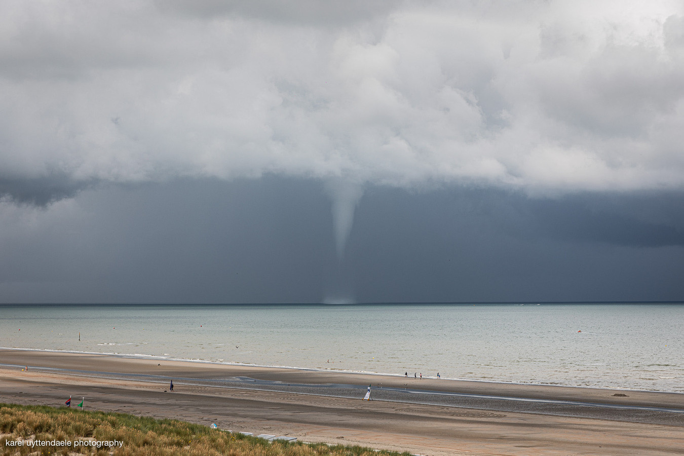 Images spectaculaires: une trombe marine aperçue au large de la Côte ...