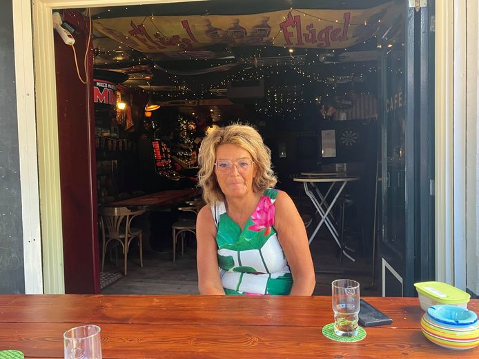 Na 24 jaar is het caféterras van Carla plots illegaal: ‘Ik dacht dat ...