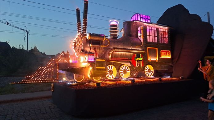 IN BEELD. Wagens schitteren tijdens 139ste Lichtstoet Rozenberg | Mol | hln.be
