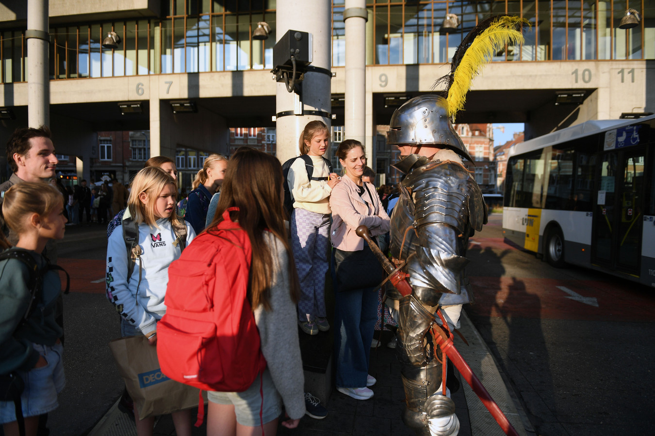IN BEELD. Ridder in vol ornaat begeleidt schildknaapjes naar school | Foto | hln.be