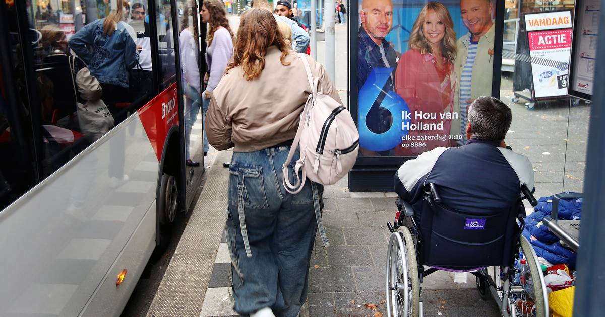 Man zonder benen woont al maanden in een bushokje: ‘Ik zit hier prima ...