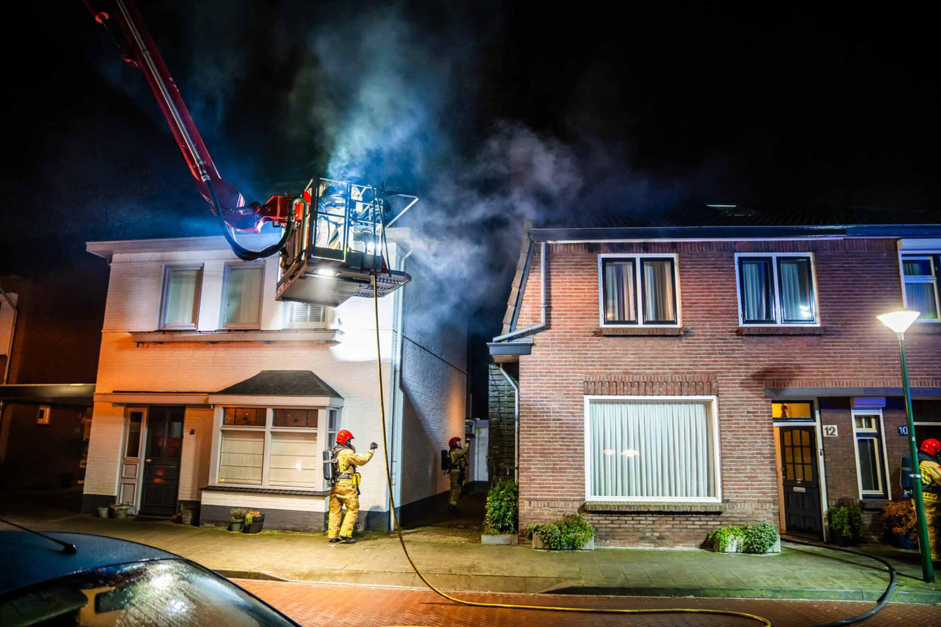 Brandweer sloopte dak van brandende woning in Geldrop, brand onder ...