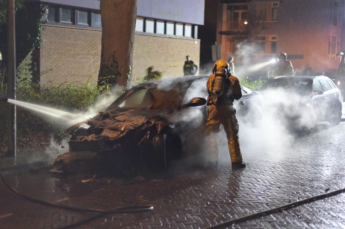 Twee autobranden in Den Haag, brandweer kan zwaar beschadigde ...