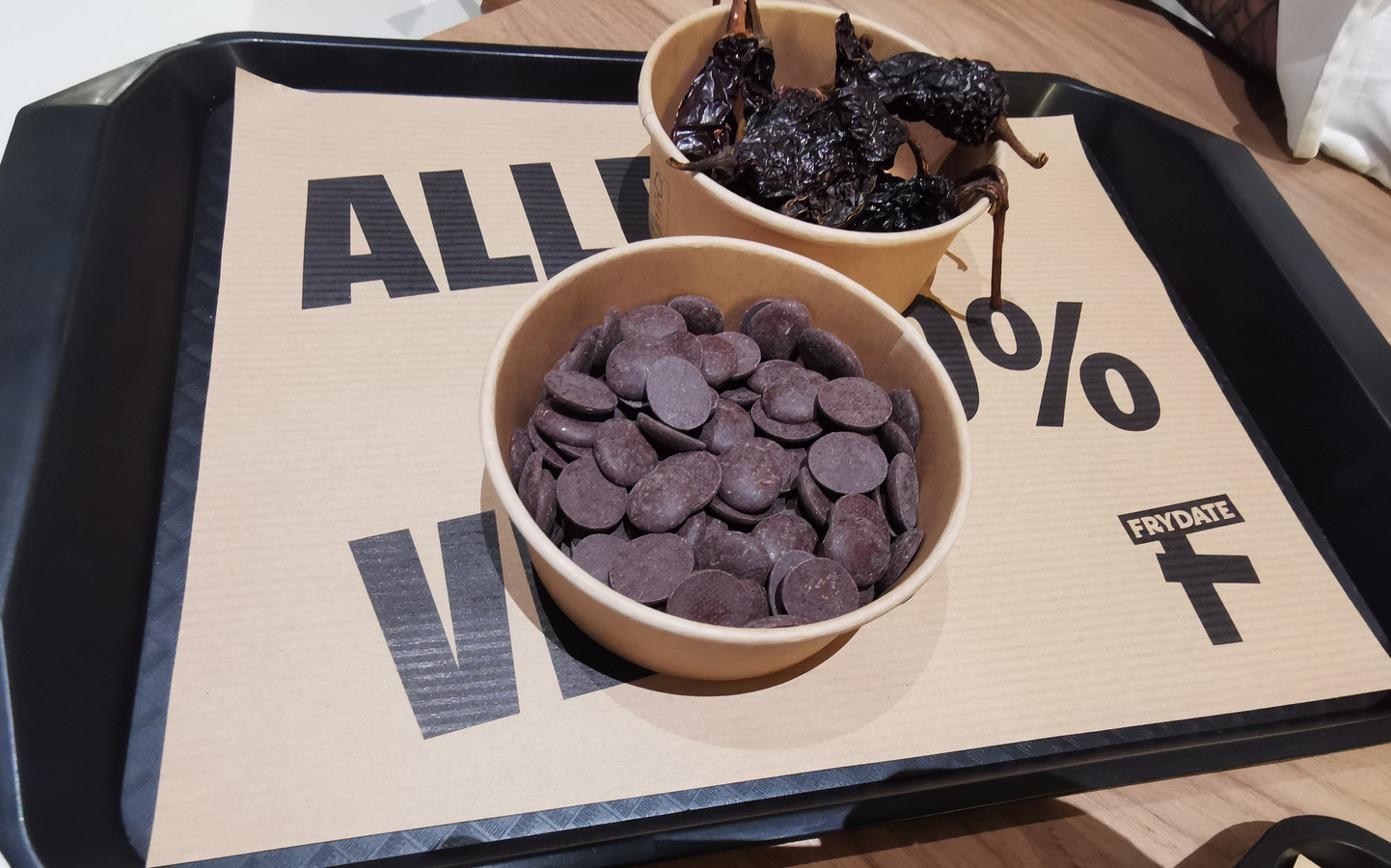 Wat dacht je van een pak frieten met Choclàtansaus? Chocolatier ...