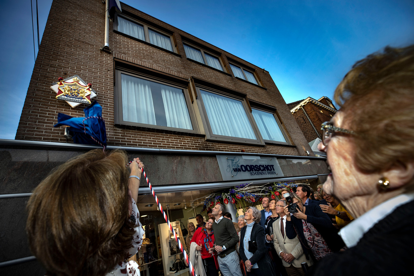 100-jarige schoenenzaak in Helmond krijgt koninklijke eer | Foto | AD.nl
