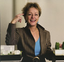 Op haar pumps snelde de keiharde én vriendelijke Nora (1954 – 2023 ...