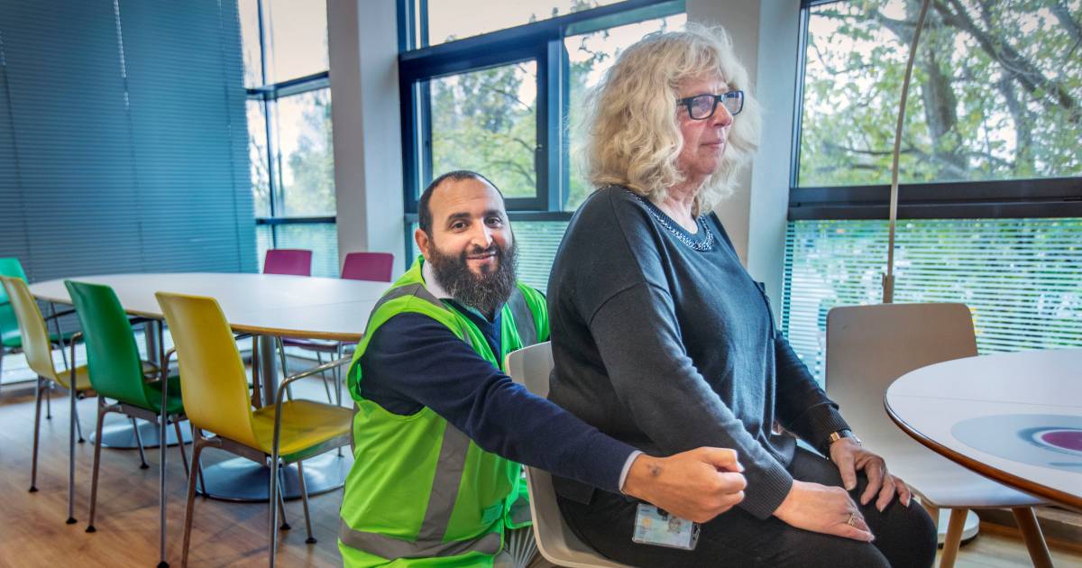 Hoe help je iemand als die dreigt te stikken? Beste BHV'er van het land ...