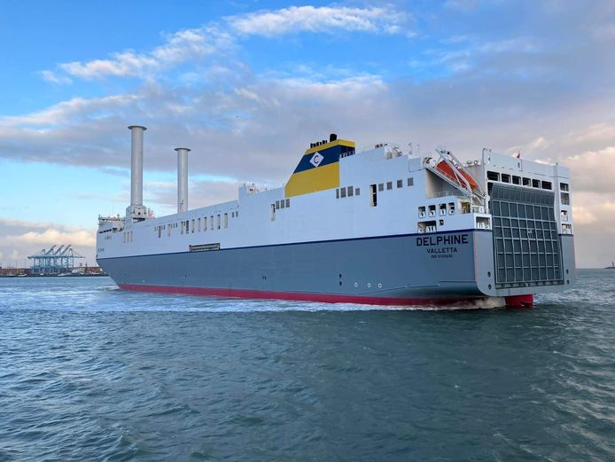 MV Delphine legt aan in Zeebrugge | Brugge | hln.be