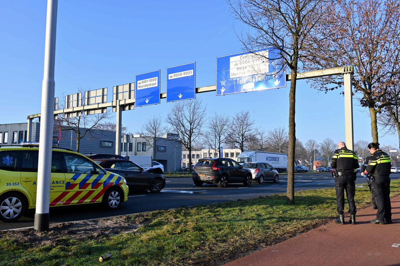 Drie auto’s botsen in Breda, lichtgewonde nagekeken in ambulance | Foto ... Drie auto’s botsen in Breda, lichtgewonde nagekeken in ambulance | Foto ...