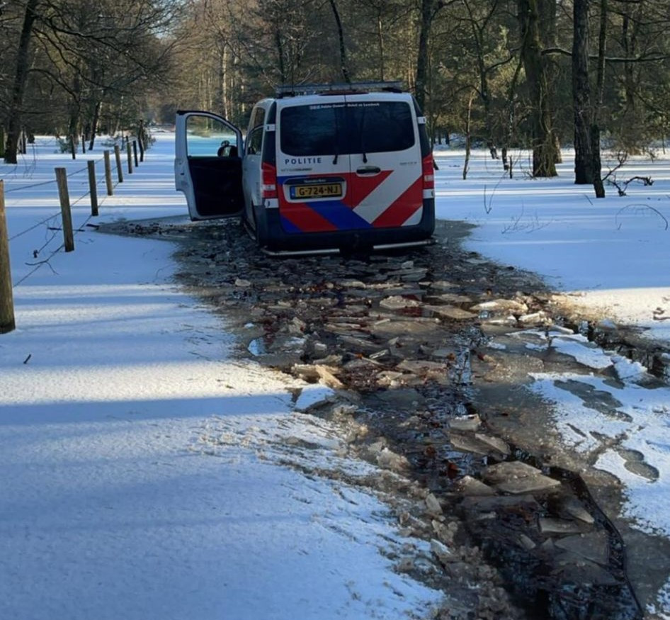 Politieauto Komt Vast Te Zitten Op Ondergelopen Bospad In Gemert Foto Gelderlandernl