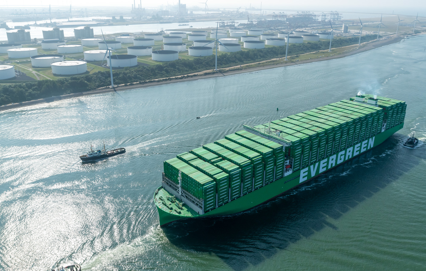 Daar is de Ever Ace! Grootste containerschip ter wereld arriveert in ...