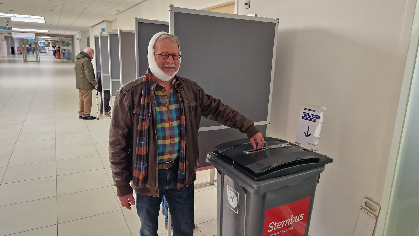 Met ziekenhuisbed door stemlokaal 52 in Enschede: oppassen bij het ...