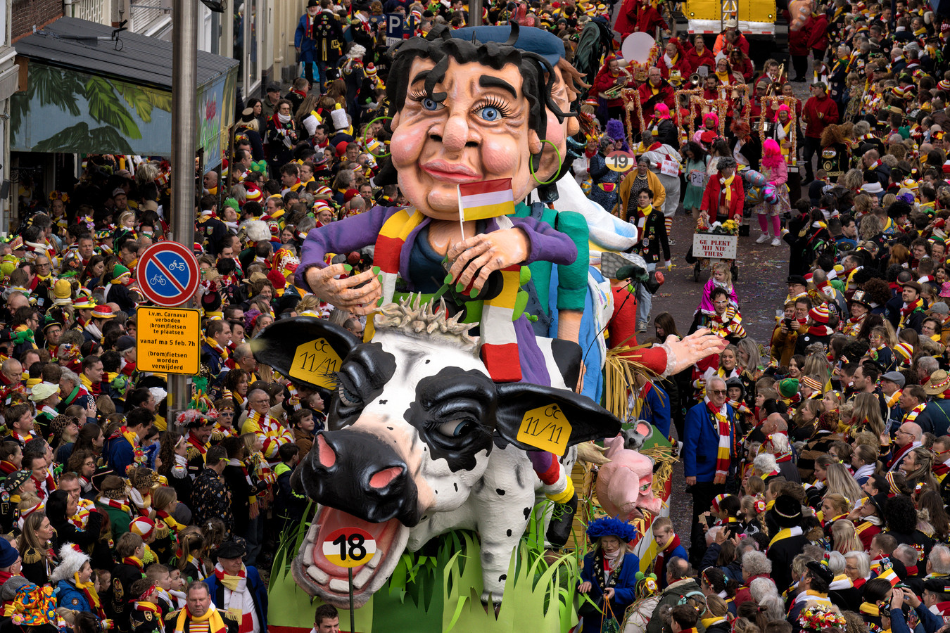 De optocht van Oeteldonk in beeld | Foto | bd.nl