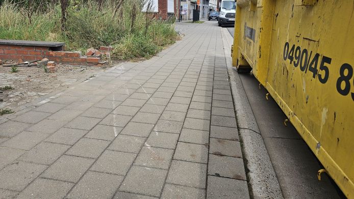 Autobestuurder (33) komt om het leven na botsing met container in Heist ...